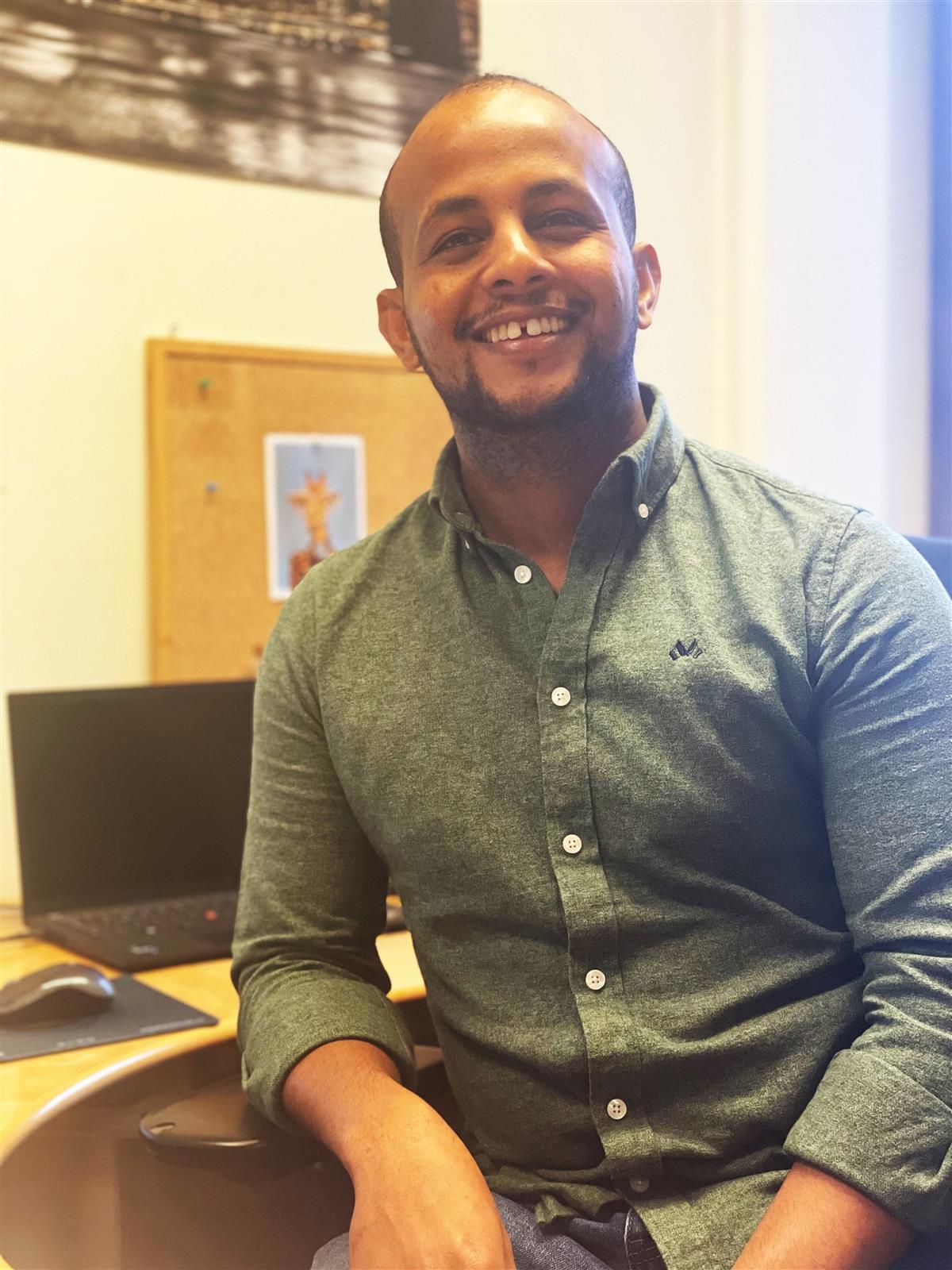 Si hei til vår nye medarbeider Samson Gebremeskel Weldemikael - Osen kommune